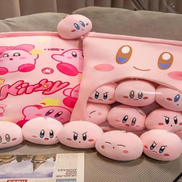 【星のカービィ袋全体のサイズ】：約35*40cm、6つの小さい縫いぐるみがあります。詰め物：PP綿。ぬいぐるみのサイズ：約10*10cm。お菓子の袋のようにデザインした抱き枕です。ファスナーを開けて、小さいぬいぐるみを持ち出すことができます...