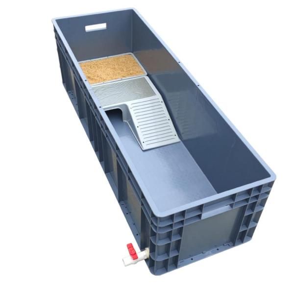 ? カメの水槽には、飼育用の冬眠エリア、休息・日光浴エリア、滑りにくいハイハイエリア、潜水・遊泳エリアがあり、ペットのさまざまなニーズに応えることができます。? 高品質のプラスチック製で、厚く補強され、耐性があり、耐摩耗性があり、無毒で無臭...