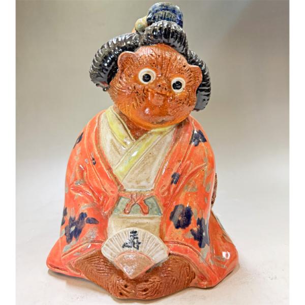 【サイズ】高さ約20cm 幅約16cm 奥行約17cm商売繁盛・開運のシンボル！信楽焼の珍しい「着物狸」置物。味わい深い表情と扇子の「寿」が福を呼ぶ。玄関や店舗のアイキャッチに最適な一点物のアンティーク風オブジェ。商品番号：s-stn002...