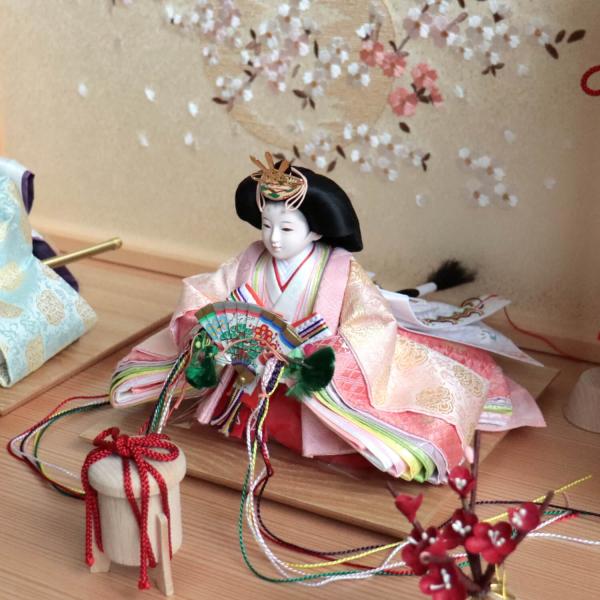 雛人形 コンパクト モダン おしゃれ インテリア ひな人形 おひなさま 小西清甫 京十一番正絹西陣織 有職梅紋唐草地淡水色/ピンク 銘木 かわいい お雛様 雛 親王飾り 増村人形店 MMN1254ヒノキ枠本刺繍夢桜木製燭台 貝桶 繭玉紅白梅...
