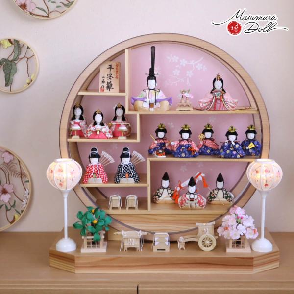 雛人形 コンパクト モダン おしゃれ インテリア ひな人形 おひなさま 一秀 木目込 杉 円窓 15人総揃 かわいい お雛様 雛 親王飾り 増村人形店 MMN1875総木製道具6品 コードレス手描き雪洞 杉製円形丸型 丸窓 桜橘 例年実舗早...