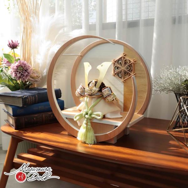 五月人形 コンパクト おしゃれ インテリア 兜飾り 5月人形  端午の節句  誠山 7号 淡萌黄色 金小札兜 増村人形店月 -tsuki- 大川組子伝統的工芸品 桜 日本製円形ナチュラル杉サイズ 幅 36.5cm × 奥行 16cm × 高...