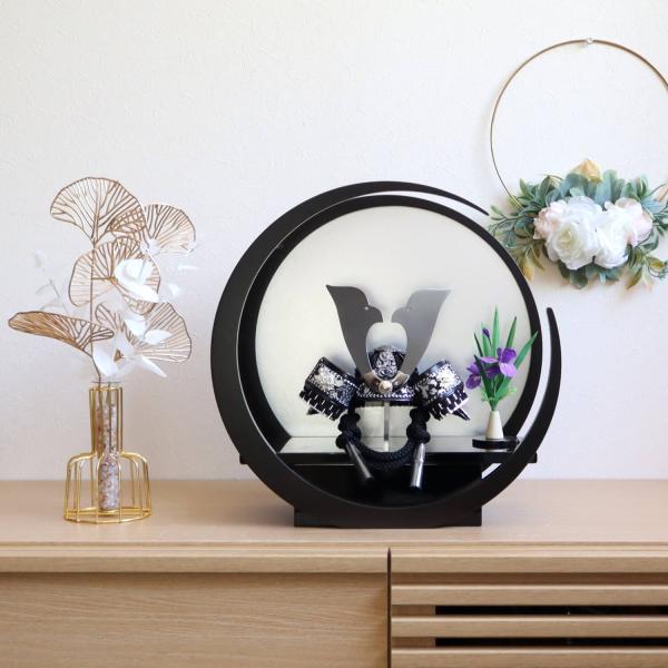 五月人形 コンパクト おしゃれ インテリア 兜飾り 5月人形  端午の節句 黒檀 唐草 漆黒兜 合鉢 共吹き返し 大鍬形 銀箔押し 増村人形店 MMN2611月-Tsuki- プレミアム 台 黒塗り 壁掛け対応 アヤメサイズ 幅 約36.5...