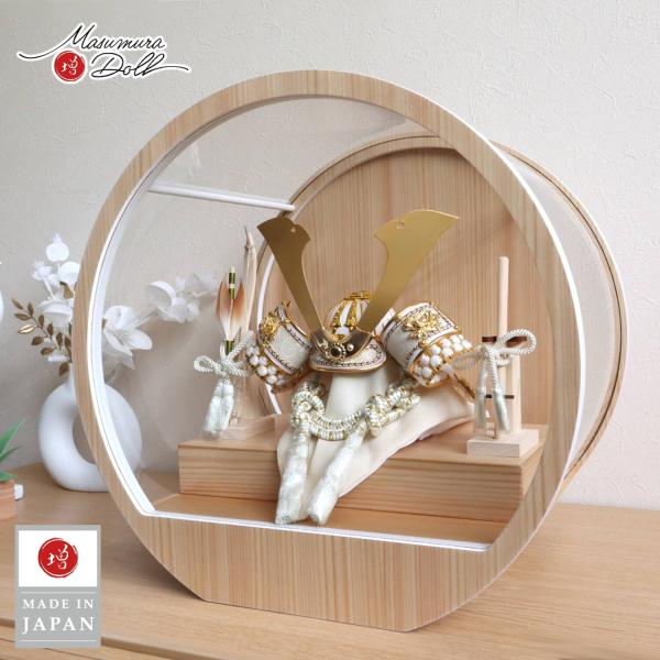 五月人形 ケース飾り コンパクト おしゃれ インテリア 兜飾り 5月人形  端午の節句 ゴールド 牡丹 本印伝兜 白糸 兜 白鉢 増村人形店 MMN2646月-tsuki- 日本製円形ナチュラル杉 37アクリルケース 壁掛け対応  木製弓太...