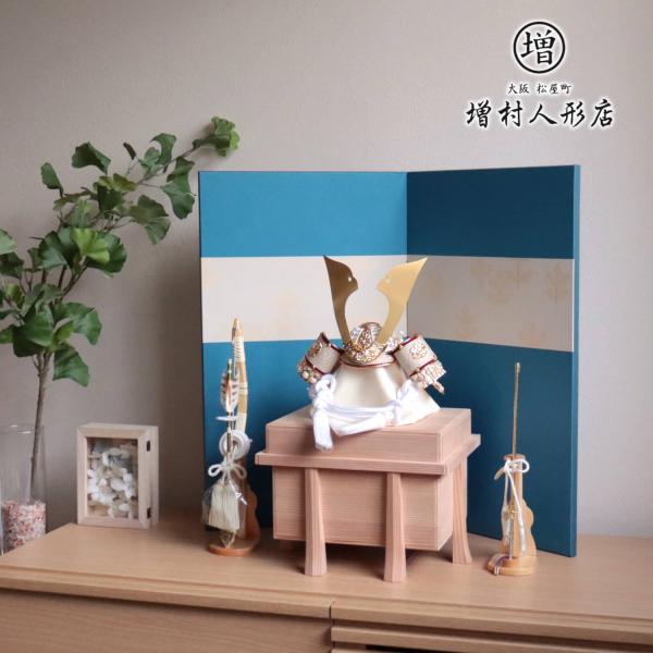 五月人形 コンパクト おしゃれ インテリア 兜飾り 5月人形  端午の節句  誠山 10号正絹白糸縅 合鉢 兜 増村人形店 MMN2655本仕立紺和紙に金松杉製 極上面取り唐櫃 収納 本藤巻 兜サイズ 幅 60cm × 奥行 40cm × ...