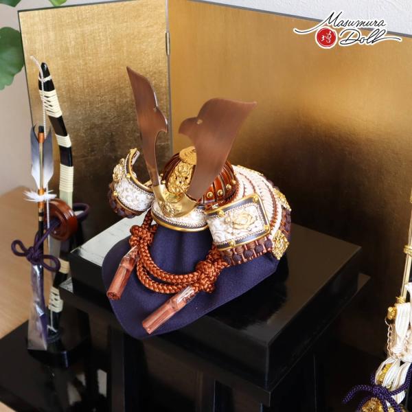 五月人形 コンパクト おしゃれ インテリア 兜飾り 5月人形  端午の節句 鹿革 唐草 本印伝ブロンズ兜  透き漆 合鉢 共吹き返し 大鍬形 銅 増村人形店 MMN2695済美箔 金 3曲 本藤巻弓太刀 越前塗 黒木目 唐櫃 黒塗り薄台サイ...