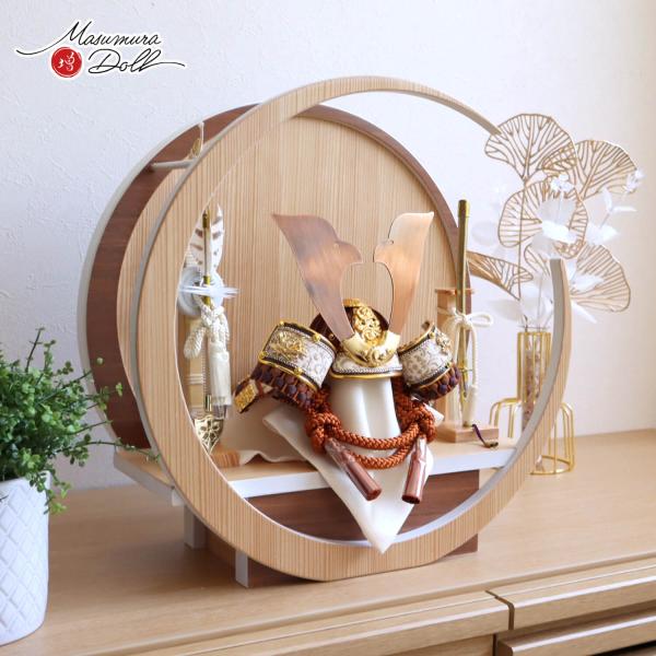 五月人形 コンパクト おしゃれ インテリア 兜飾り 5月人形  端午の節句 鹿革 唐草 本印伝ブロンズ兜  透き漆 共吹き返し 大鍬形 増村人形店 MMN2741月 丸 杉 ウォールナット 37A ヒノキ製本藤巻弓太刀サイズ 幅 約36.5...