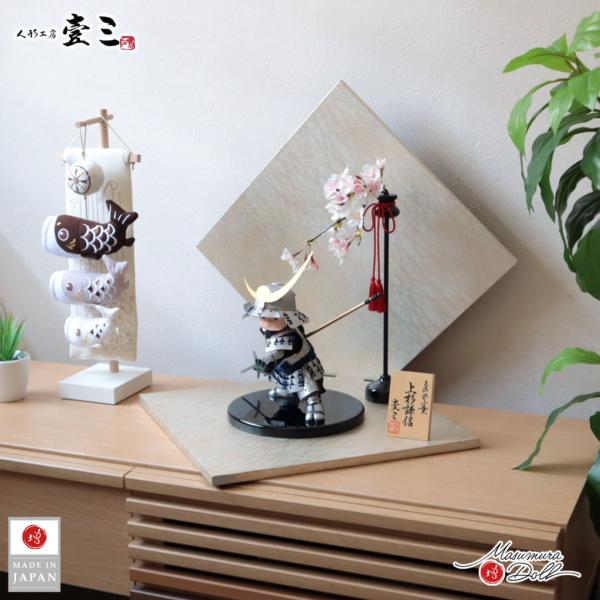 五月人形 子供大将 コンパクト おしゃれ インテリア 兜飾り 5月人形  端午の節句 壱三 壹三（いちぞう）もののふ童 上杉謙信 わんぱく 増村人形店 MMN3577新作 鎧着大将 参上 上杉謙信  大人気 菱台 シルバー 御殿桜サイズ 幅...