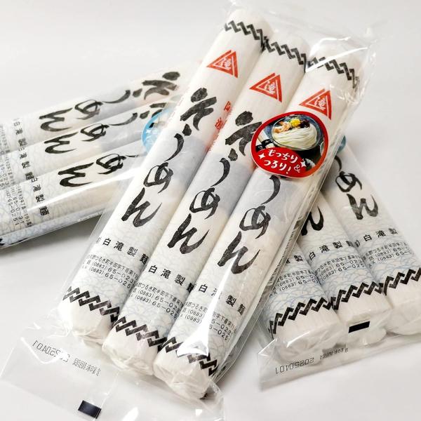 「商品情報」説明商品の説明半田そうめんは徳島県から高知県にまたがる剣山連峰の麓（ふもと）気候や風土にもっとも適した半田地方の寒風で自然熟成されたそうめんです。毎日の温度と湿度を伺いながら、熟成と延ばしを繰り返し、ゆっくりと時間をかけ製造しま...