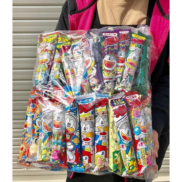 「商品情報」人気のうまい棒を１０種類集めました。それぞれ１０本づつ、合計１００本入りです。大きな袋に一杯詰まってます。「主な仕様」メーカー入荷状況によりフレーバーが変更になる場合がありますシュガーラスク味・たこ焼き味・やさいサラダ味・チーズ...