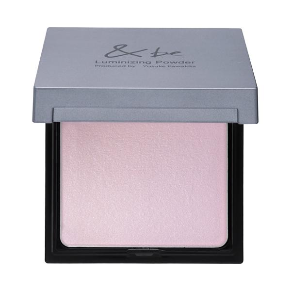 カラー  ラベンダーシアーな輝きが肌に溶け込み、洗練された透明感を引き出します。透き通ったツヤと輝きで肌に立体感と奥行きを与えるパウダーハイライト。さっと肌に透明感を与えて、華やかなツヤ肌に導きます。シミやくすみ等、肌のアラを飛ばしなめらか...