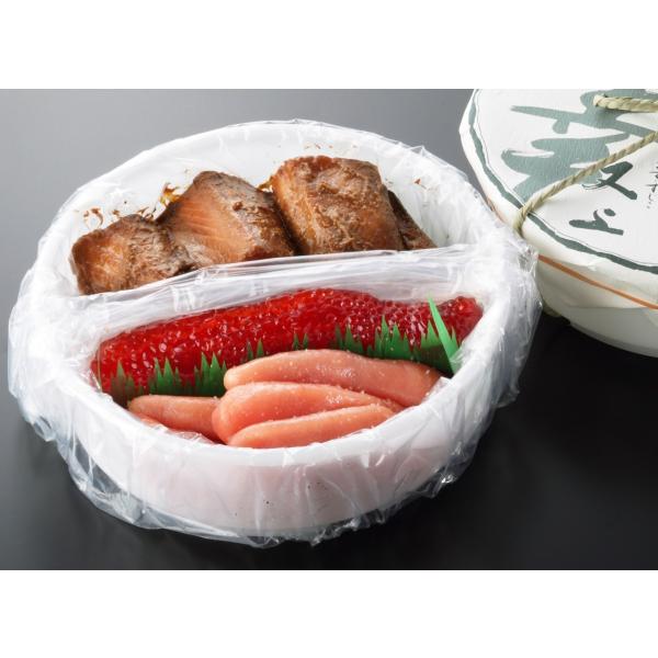 「鮭の味噌漬」・「筋子」・「特上たら子」を一樽に詰め合わせた見た目も豪華な三色樽詰め。贈答品、御歳暮、御年始、御中元、ギフトにおすすめの商品です。■保存方法 : 要冷蔵　（10℃以下）<br>  冷蔵庫で保存し、賞味期限内にお召...