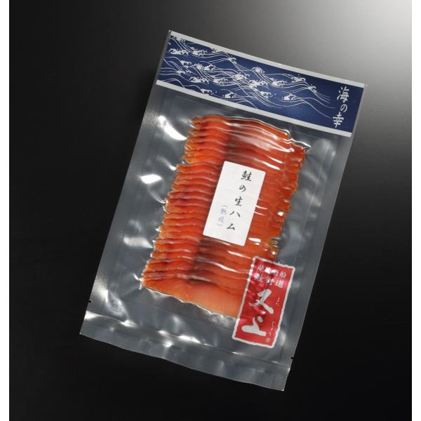 塩引鮭を日本海の寒風にさらし、ほどよく水分を抜いて生ハム風に仕上げました。鮭の風味を活かした「熟成」と香り高い「燻製」の２種類をご用意しております。しっとりとした食感と旨味をお楽しみ下さい。天日塩を使用しております。（こちらは熟成40gです...