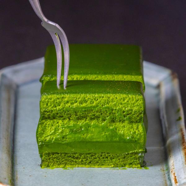 抹茶好きが思わず唸るほど濃厚に仕上げた、「抹茶オペラ 翠のしらべ」石臼碾きで丁寧に挽かれた希少な「西尾の抹茶」を贅沢に使用し、さまざまな抹茶の層が楽しめる濃厚で旨みのつまったオペラケーキです。層ごとに異なる抹茶の爽やかな甘みと、薫るほろ苦さ...