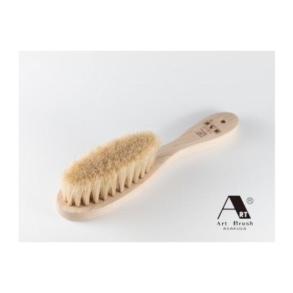 カシミヤ製品にも使える人気の洋服ブラシ大切なお洋服の日ごろのお手入れの為に良質の馬尾毛を100％使用しました。力を入れずに優しくブラッシングしましょう。繊維の奥に入り込んだチリ、ホコリも素早く払い落します。カシミヤはもちろん他の生地にもご使...