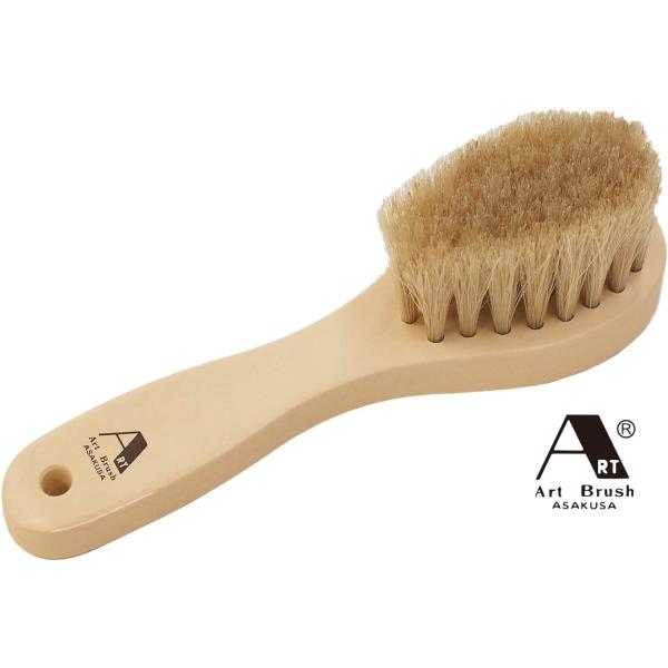 カシミヤ・ウール・ツイード・モヘヤ・毛皮など衣類全般に使用できます。大切なお洋服の日頃のお手入れの為に良質の馬尾毛100％使用しました。力を入れずに優しくブラッシングしましょう。繊維の奥に入り込んだチリ、ホコリも素早く払い落します。小さいで...