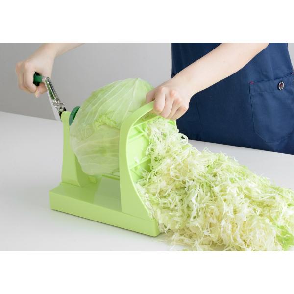 【キャベックシェフ】シャキシャキのキャベツの千切りが簡単にできる！本体にセットして、ハンドルをくるくると回すだけでまるでとんかつ屋さんみたいなキャベツの千切りが簡単にできます。とんかつの付け合せに、サラダに、お好み焼きに、色々なお料理に大活...