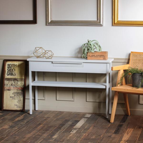 ディスプレイやトリマーなどの道具も充分に置けるワイドな幅感は、セット面としても間延びせず、安定感をもたらすシンプルデザイン。 どんなアイテムとも組合せやすく、必要に応じて引出せるブックトレイや便利な棚板、両サイドにはドライヤーを収納できるス...