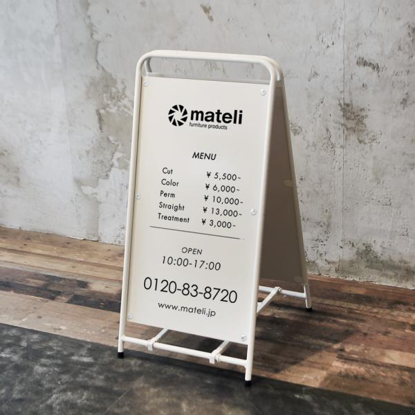 看板下部には転倒防止のための重りが設置できるバーが付いています。 重りをつける事で安定感が生まれ、大通り等の店先でも 安心してご利用頂けます。 片づける際は折り畳みができ、コンパクトに収納可能です。 ※パネルは取外し可能で、隅までの加工がし...