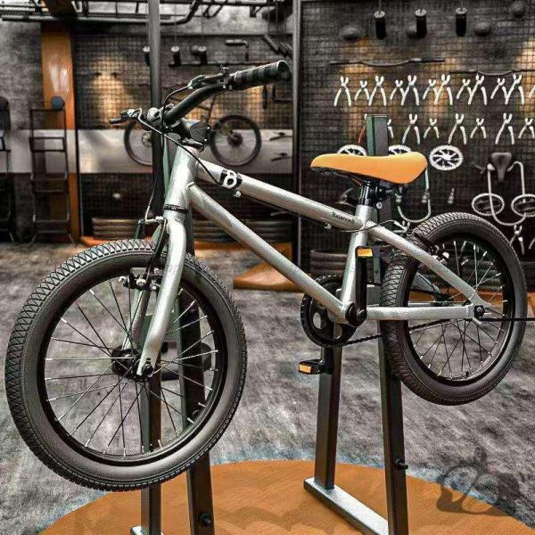 【高品質素材】：高性能な超高炭素鋼が特徴のクロスバイクです。軽量かつ剛性が高く、加速力やスピードに優れています。ショック吸収性に優れたフレームにより長時間のライドでも疲れにくく快適です。【サイズガイド】16インチの子供用マウンテンバイクスー...