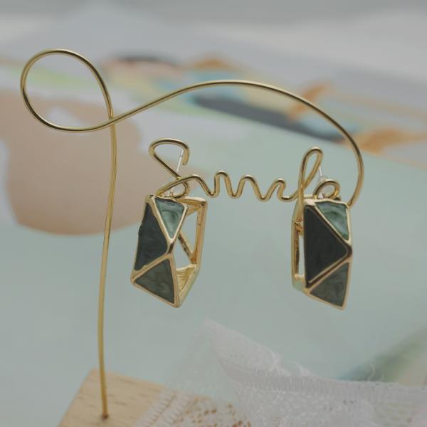 サイズ詳細：長さ2.2 cmポスト部分はS925素材を使用しております。アレルギー反応に関しましては、個人差がございますので全ての方に適合するものではございません。