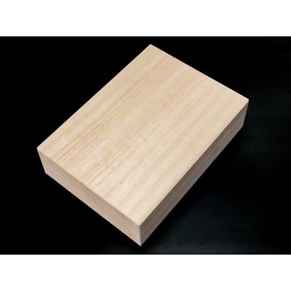 懇意にしている方からの便りや年賀状、旅先でみつけたきれいな絵葉書、はがきサイズでプリントアウトした写真など、湿気を通しにくい桐箱に入れて保管してはいかがでしょうか？サイズ：内寸 158×110×31(40)mm　※()内は蓋部分まで含めた寸...