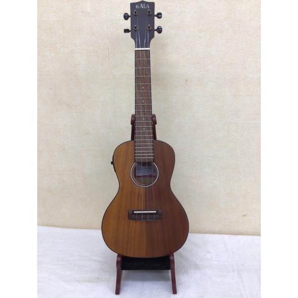 ボディには“ウクレレ材の王様 ハワイアンコア材”が使用され、綺麗な杢目や乾いた音色が特徴です。バインディングとロゼッタは黒で統一され、マットなコア材の模様が際立ちます。本機種はアクティブピックアップが内蔵されており、ステージ上でもご利用いた...