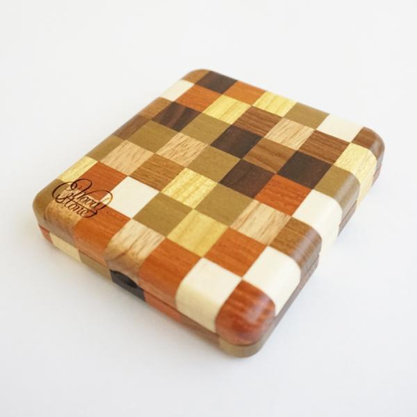 江戸時代後期、今から約200年ほど前より製作されはじめた寄木細工。種類の多い木材の、それぞれが持つ異なった材色や木目を生かしながら寄せ合わせ、幾何学文様を作り出し一定の厚みの種板とし、これを特殊な大鉋で薄く削り、小箱などに貼布、装飾に利用し...