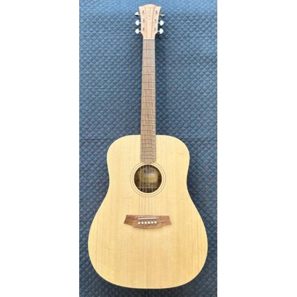 フルボディ、ノンカッタウェイのドレッドノートタイプ。Topはコールクラーク一番人気のブンヤ、Side/Backにクイーンズランド・メイプルを採用。ブンヤはオーストラリアに生息し、シトカ・スプルースよりもやや硬く、倍音が豊かな材です。軽くて強...