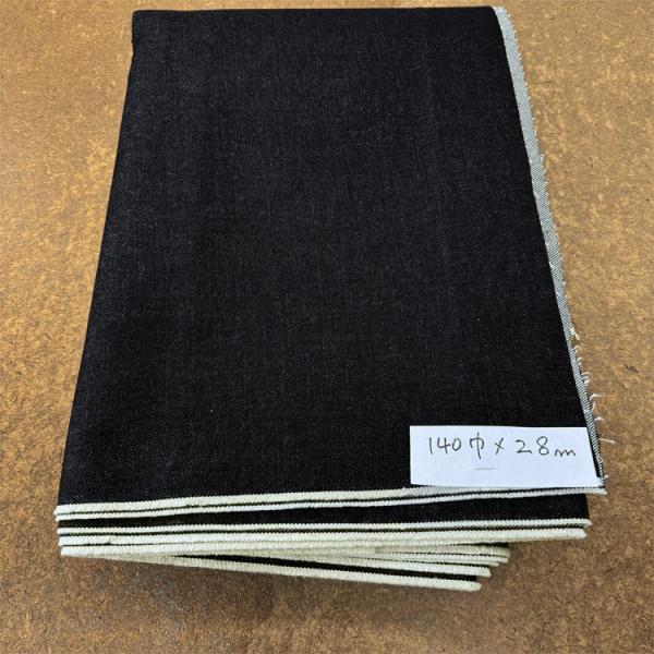 【表示価格は１枚の価格】１４０ｃｍ幅×２.８ｍにカット済みコットン１３オンスくらいの厚さで、張りのあるしっかりしたデニム生地です。岡山産の上質のデニムで、色はやや濃いめのネイビー色になります。※こちらは、工場から出たメーター数の少ないデット...