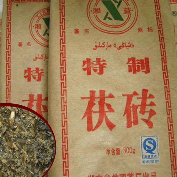 湖南省安化黒茶は発酵の方法によって、体を温める効果があると言われています。寒い時の黒茶がとても美味しく、体が温まります。お正月の食べ過ぎには黒茶が一番いいです。原材料：茶葉　内容量：300ｇｘ2個（レンガ状）　分類：黒茶　原産地：中国湖南省...