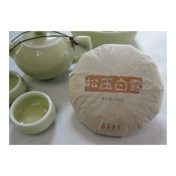 商品名：松圧白露（しょうあつはくろ）　原材料：茶葉(一級茶葉)　内容量：100g製造日：2020年10月　　　原産地：中国賞味期限：有りません　白茶は7年目の茶は宝と言われています。古くなる程茶の成分が変化し、渋み、えぐみが少なくなり、旨み...