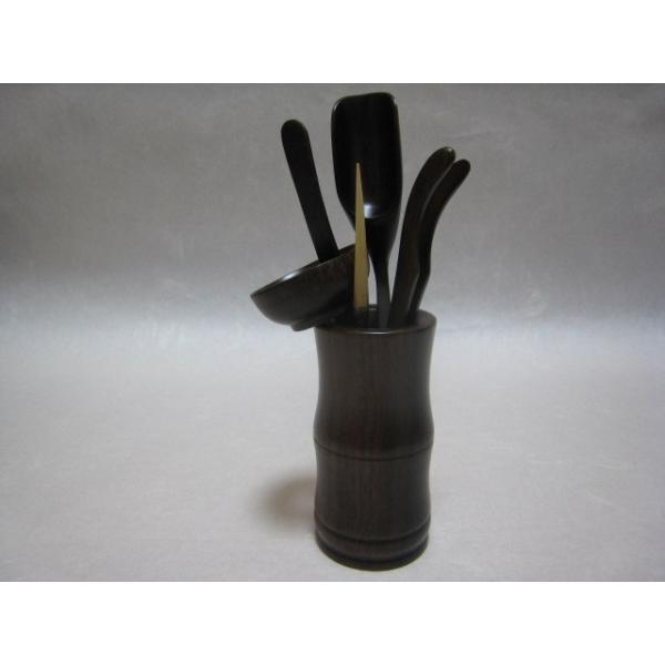 茶道具は中国茶を淹れるときにそれぞれの役割があり、とても便利な道具です。茶芸を楽しむときは欠かさないものです。茶道具の名前と使い方：(1)茶筒(ちゃづつ)―ほかの茶道具をまとめで収納し、美しく見せる道具です。(2)漏斗(ろうと)―茶壷など口...