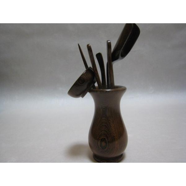 茶道具は中国茶を淹れるときにそれぞれの役割があり、とても便利な道具です。茶芸を楽しむときは欠かさないものです。茶道具の名前と使い方：(1)茶筒(ちゃづつ)―ほかの茶道具をまとめで収納し、美しく見せる道具です。(2)漏斗(ろうと)―茶壷など口...