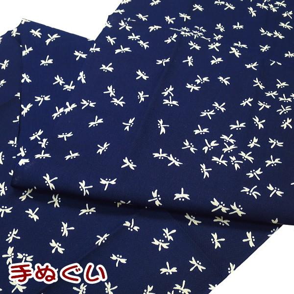 ◇昔も今も、人々に愛されている手ぬぐいです。◇東京いろはの手ぬぐいを染め上げているのは、 日本で生まれた独自の伝統製法、注染です。注染は、無地の反物生地に染料を注いで染めあげて、 美しい柄をつくり出します。糸の一本一本が染まるから、生地の上...