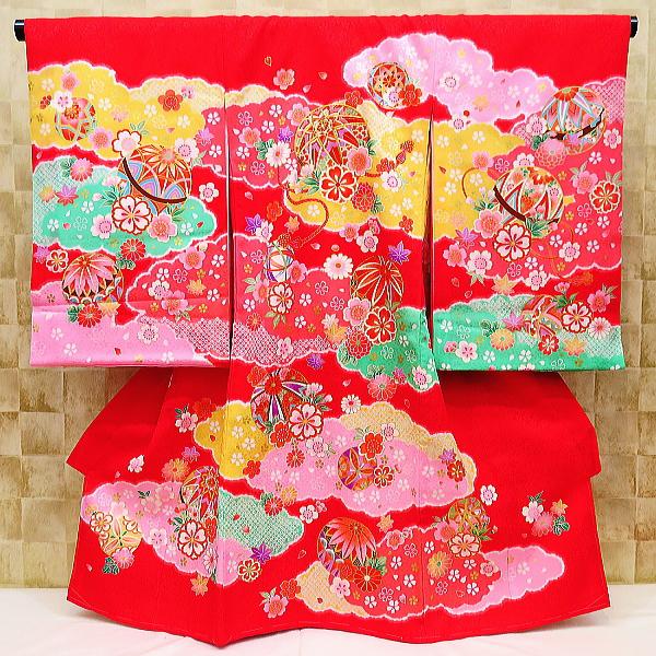 ◆赤人気の赤色に、まりと愛いらしい小花が描かれています。◆雲どりにパステルカラーが使われ、可愛らしいデザインでまとまっています。◆ポイントには金駒刺繍、デザインは染め疋田で表現されています。本絞りではありません。◆サイズ：身丈約９９ｃｍ　袖...