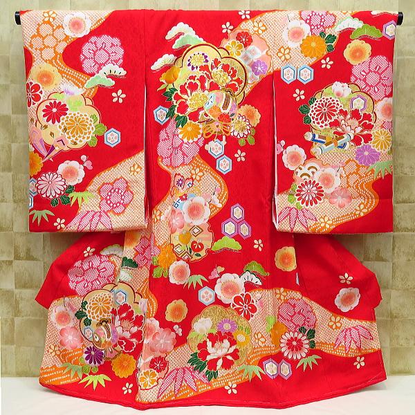 ◆人気の赤地に流水を描き、その上に四季折々の花を描いております。◆背中の牡丹や打ち出の小づちには金駒刺繍が施され豪華な仕上がりとなっております。◆高級感のある仕上がりでお祝いの日にぴったりの逸品です。◆サイズ：身丈約９９ｃｍ　袖丈役５６ｃｍ...