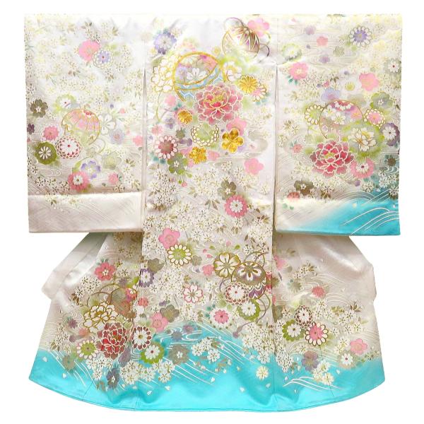 ◇清潔感のある白地を基調にした女の子のお宮参り着物です。◇生地は魔除けの意味合いのあるサヤ地紋の入った地紋生地を使用しております。◇メインの毬と牡丹の輪郭には金コマ刺繍と金彩箔を上品に使用していますので、とても可愛く豪華な仕上りになっていま...