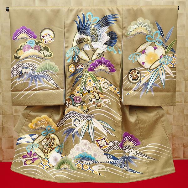 ◇紗綾型の織り柄の生地に、鷹や吉祥紋様が描かれた格調高い雰囲気です。◇生地は、正絹の着物にも見劣りしない高品質のポリエステル素材です。◇ふわりとした着心地で、長く着ていても疲れにくい御着物です。◆サイズ：身丈約９９ｃｍ　袖丈役５６ｃｍ　裄丈...