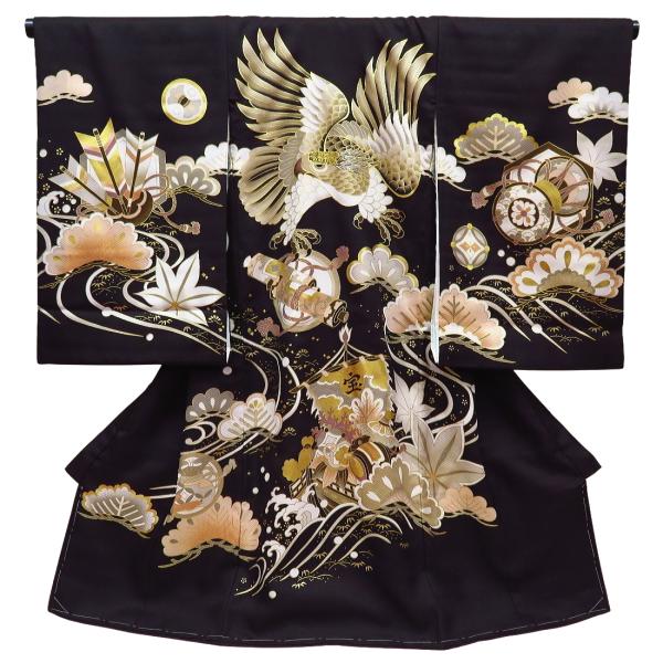 ◇黒の紗綾型綸子生地に勇ましく羽ばたく鷹が立派に描かれています。◇ 一鷹には盛り金加工が施されており、宝船や鼓といった縁起物が流水とともに描かれ上品豪華な仕上狩りとなっております。◇最高に縁起の良い絵柄で、末永い繁栄と健やかな成長を願います...