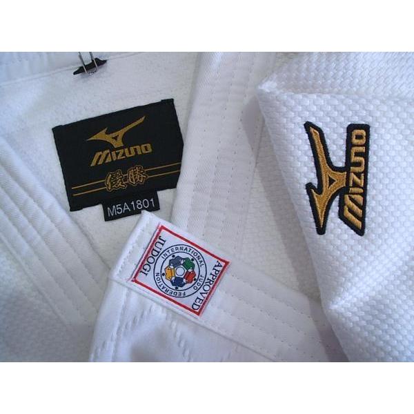 ミズノ柔道着 上着のみで帯はつきません。価格に加工代は含まれておりません。全柔連・IJF規格基準モデルネームシシュー画像は仕上がりのイメージとして掲載しています。ご購入頂く柔道着と異なる場合もございますので予めご了承ください。柔道着は全柔連...