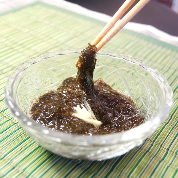 ●商品内容　兵庫県浜坂産　岩もずく【塩蔵】（1袋　約650ｇ前後）　 　 ●賞味期限 ◇冷蔵発送の場合→冷蔵保存１ヶ月ほどもちます。◇冷凍発送の場合→解凍前：冷凍保存で3ヶ月、解凍後：冷蔵保存で5日 ●お召し上がり方ざるなどに入れ、水で洗っ...