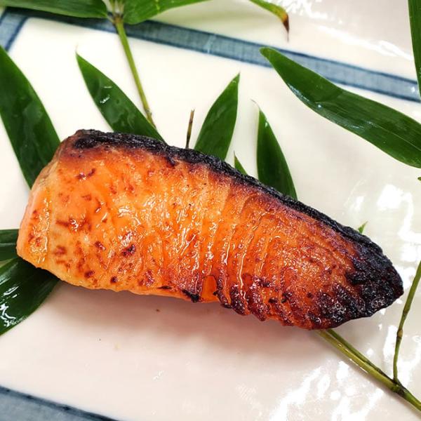 １切30〜40ｇと小さな切身ですので、お弁当用にご利用ください。少し焦がしと位の焼き加減が美味しいです。◆商品内容：●サーモン（ノルウエー産）またはトラウトサーモン（チリ産）西京漬け（冷凍）３切×約30〜40ｇ程度【当店にて加工・添加物未使...