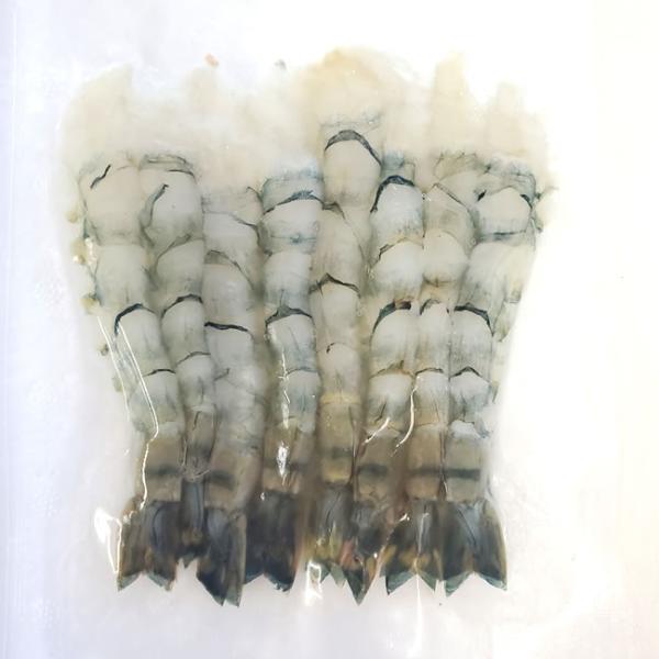 ◆商品内容ベトナム産　尾付きブラックタイガー　むき海老(冷凍)　（16/20サイズ）８尾（約100ｇ）原材料：ブラックタイガー、食塩、ボリリン酸Na◆賞味期限 解凍前：冷凍保存で1ヶ月　解凍後：冷蔵保存1日  ◆お召し上がり方　天ぷら、フラ...