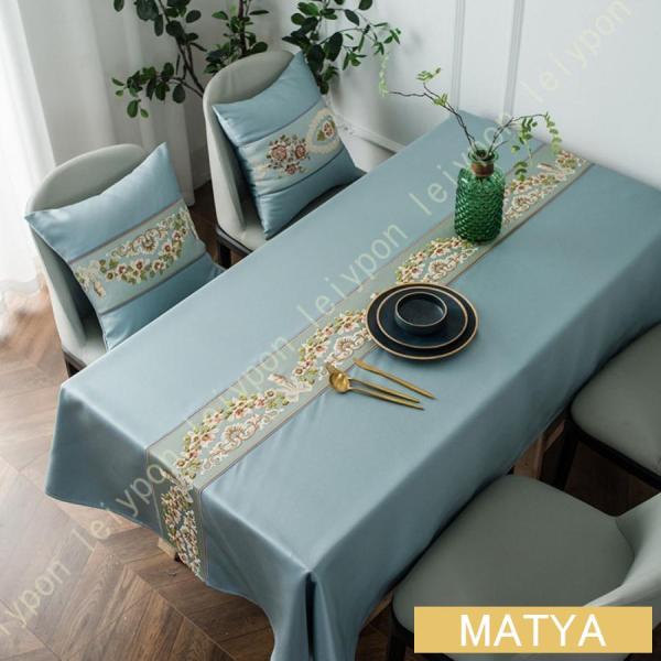 素材：ポリエステル★エレガントのスタイルのテーブルクロスで、高級感あるデザインでインテリアの雰囲気を演出します。気分転換してお部屋をもっと楽しく快適にします。★テーブルの汚れ・傷を防止、撥水、撥油加工を施しているので、飲み物やスープ、お醤油...