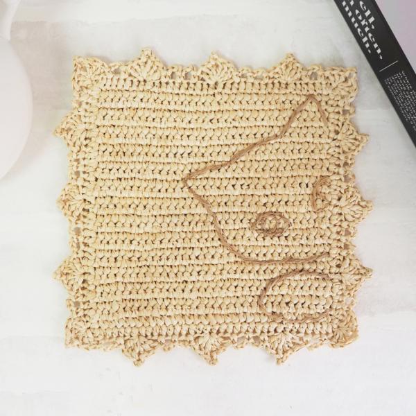 ドイリー のぞきねこ仕様仕様■サイズ：約19cm■素材：ラフィア100％■原産国：フィリピン（セブ島）■ご注意：一つ一つ手作りで編んでおりますので、写真と多少異なる場合がございます。何卒ご了承ください。※ラフィア商品利益の一部を猫保護団体に...