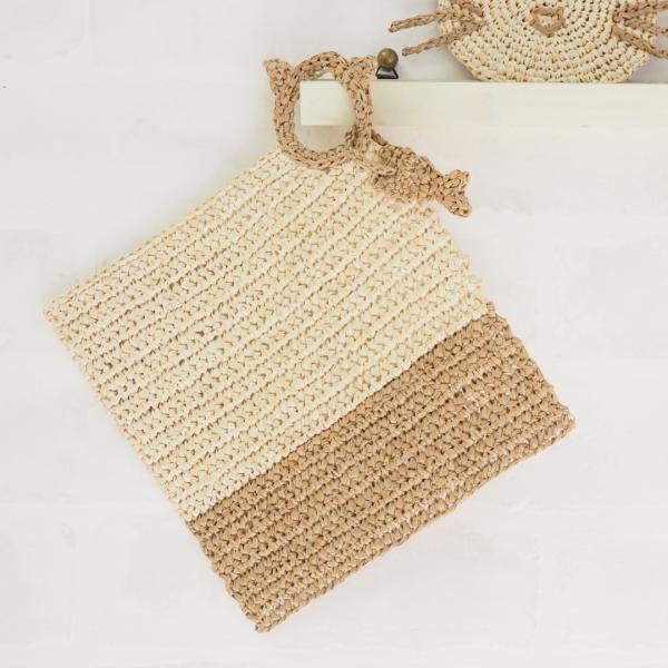 ドイリー 猫耳付き仕様仕様■サイズ：約17cm■素材：ラフィア100％■原産国：フィリピン（セブ島）■ご注意：一つ一つ手作りで編んでおりますので、写真と多少異なる場合がございます。何卒ご了承ください。※ラフィア商品利益の一部を猫保護団体に寄...