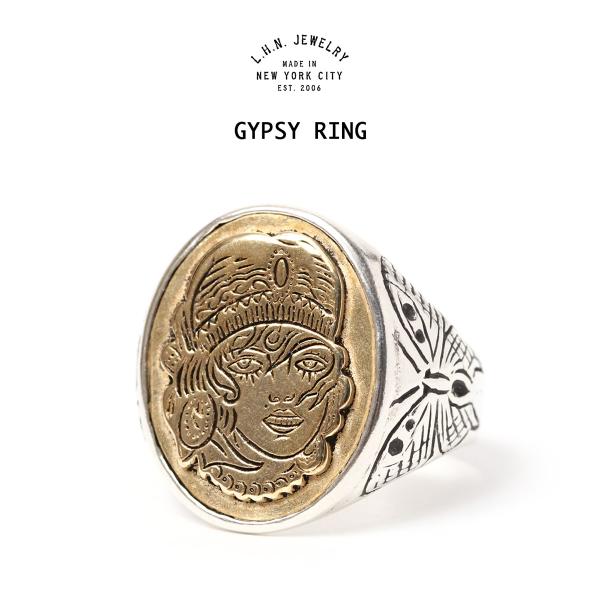 ■GYPSY RING古き良き時代の占い師をモチーフにした作品。華やかなヘッドスカーフやイヤリング、そして上品な真珠を身にまとった神秘的な女性を描いています。未来を見通すその姿の周囲には、笑う髑髏や骨のマーク、蝶といった、伝統的なタトゥーモ...
