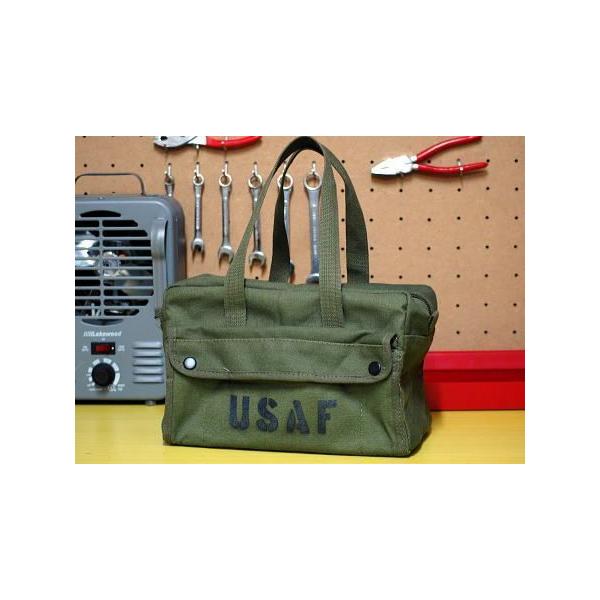 アメリカ軍・ポリス・レスキューの供給メーカーとして確かな品質を誇る１９５３年創業のミリタリーブランド「ＲＯＴＨＣＯ（ロスコ）」社。 厚手で高密度なH.W.コットンキャンバス生地を使用したメカニックツールバッグ。「ＵＳエアフォース」のステンシ...