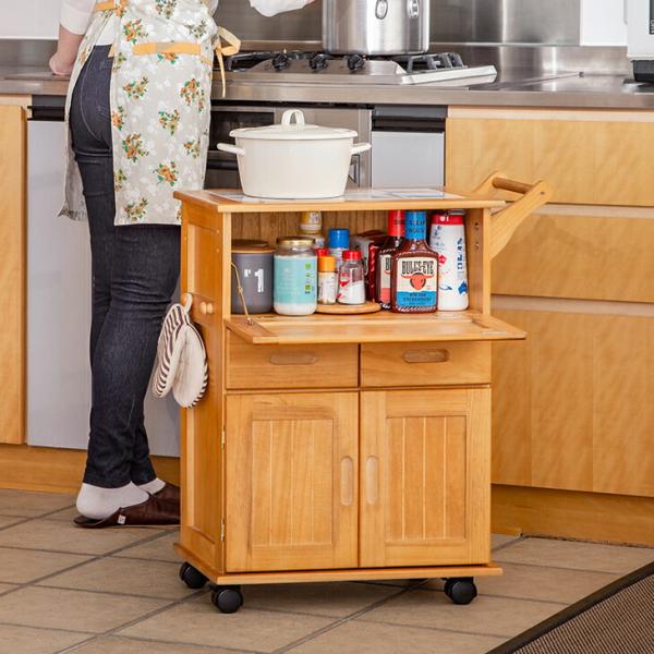 使い勝手の良いフラップ扉と小物をしまえる引き出し、大きな物をしまえる開き扉と収納力があるワゴンです。熱いものが置けるタイル天板。側面には便利なチョイ掛けフック付きです。取っ手は左右どちらにも取り付け可能。キャスター付きで移動も楽々！●サイズ...